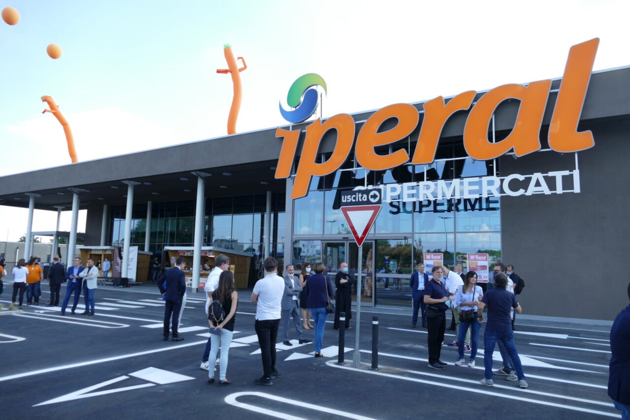 Iperal cambia pelle a Mariano Comense - News Prima