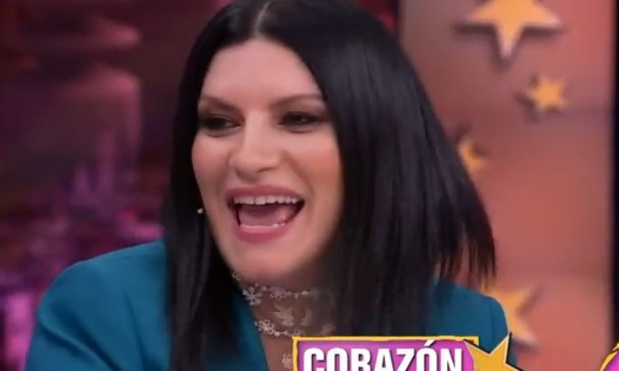 Laura Pausini non canta "Bella ciao" e scoppia la bufera - News Prima