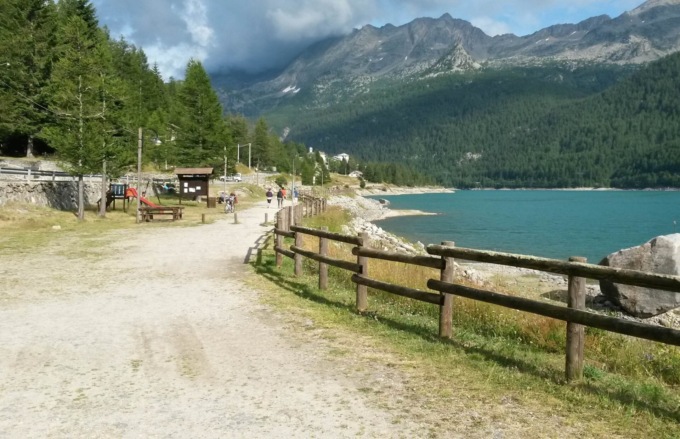 A piedi, nel parco del Gran Paradiso, attorno al Lago di Ceresole Reale ...