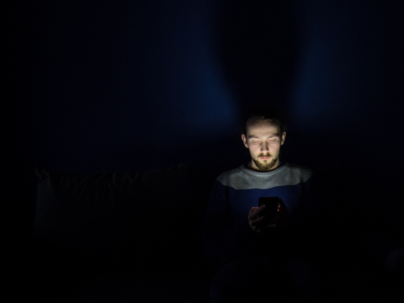Smartphone a letto prima di dormire: quali effetti può avere sul riposo ...